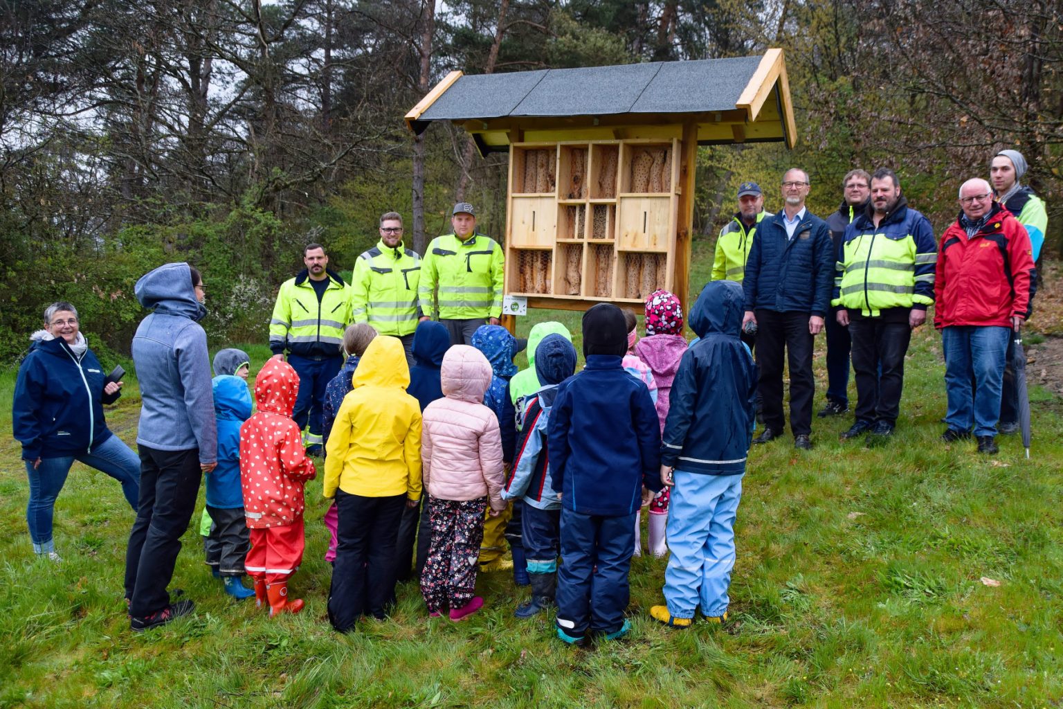 Reha-Werkstatt baut Insekten ein Zuhause - Dillenburger Werkstätten